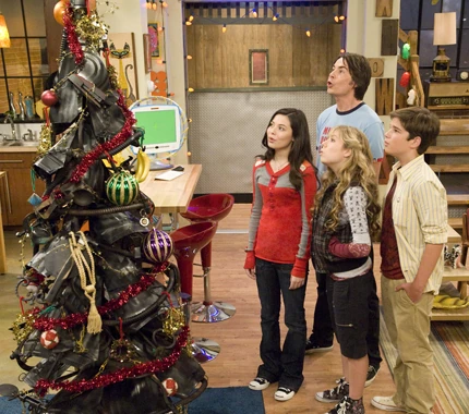 Watch online Icarly Season 2 Episode 9 Ichristmas in english with ...
