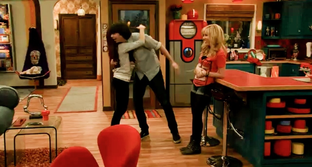 Image Jerry Trainor Hugging Ariana Grande Sam And Cat Wiki